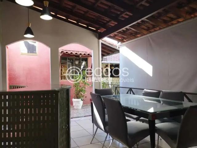 Casa / Sobrado para Locação em Uberlândia/MG Osvaldo Rezende 4 Quartos