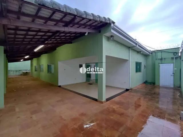 Casa / Sobrado para Locação em Uberlândia/MG Alto Umuarama 4 Quartos