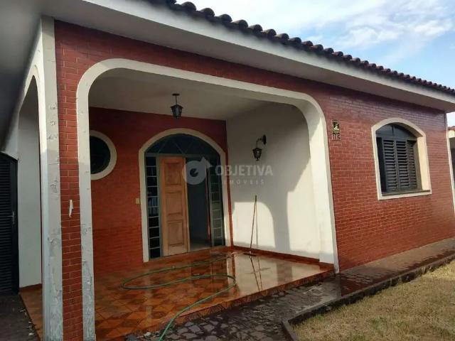 Casa / Sobrado para Locação em Uberlândia/MG Bom Jesus 6 Quartos