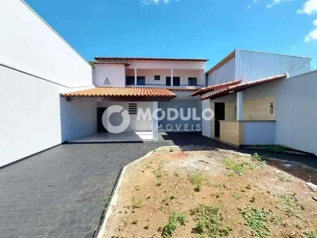 Casa / Sobrado para Locação em Uberlândia/MG Brasil 4 Quartos