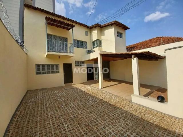 Casa / Sobrado para Locação em Uberlândia/MG Centro 6 Quartos