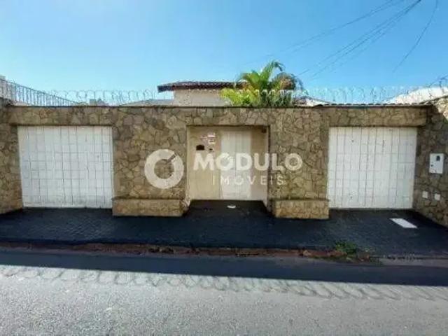 Casa / Sobrado para Locação em Uberlândia/MG Fundinho 4 Quartos