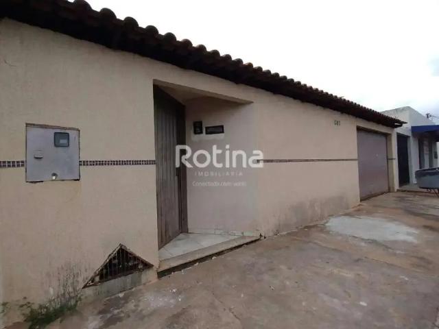 Casa / Sobrado para Locação em Uberlândia/MG Jardim das Palmeiras 3 Quartos