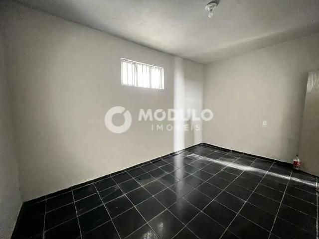Casa / Sobrado para Locação em Uberlândia/MG Laranjeiras 2 Quartos