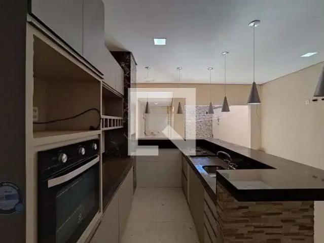 Casa / Sobrado para Locação em Uberlândia/MG Laranjeiras 3 Quartos