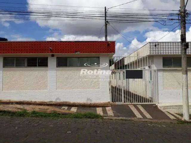 Casa / Sobrado para Locação em Uberlândia/MG Presidente Roosevelt 2 Quartos