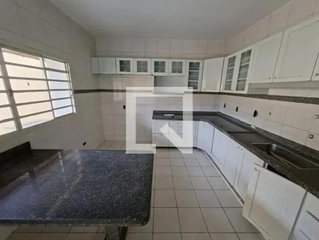 Casa / Sobrado para Locação em Uberlândia/MG Presidente Roosevelt 4 Quartos