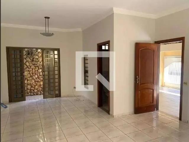 Casa / Sobrado para Locação em Uberlândia/MG Santa Mônica 5 Quartos