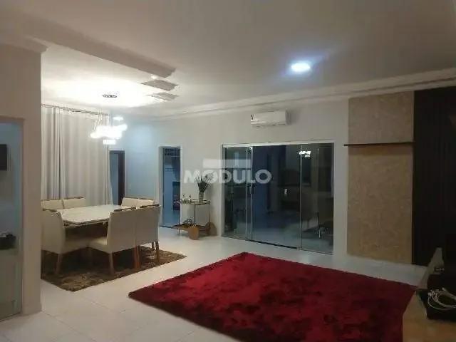 Casa / Sobrado para Locação em Uberlândia/MG Santa Mônica 3 Quartos