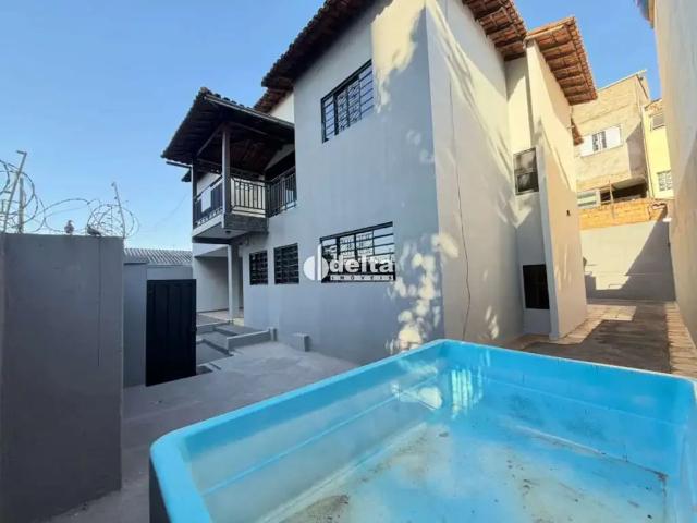 Casa / Sobrado para Locação em Uberlândia/MG Tubalina 5 Quartos