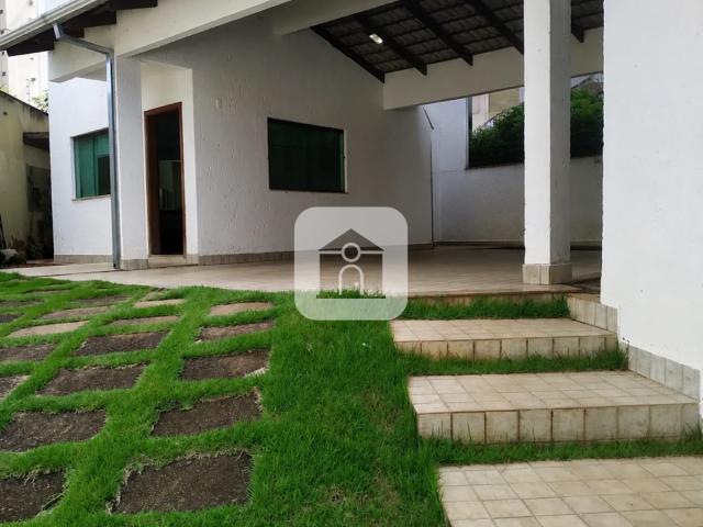 Casa sobrado para locação e venda no bairro Tubalina