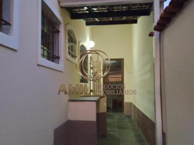 Casa sobre Loja com Varanda / Vila Tesouro / 03 Dormitórios / 175m² / São José dos Campos