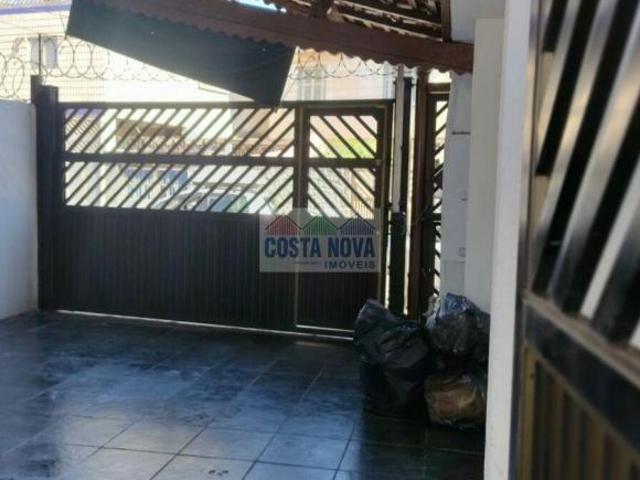 Casa Sobreposta com 132m², com 5 quartos, churrasqueira em Condomínio Fechada