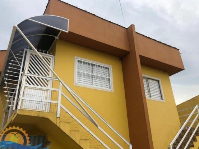 Casa sobreposta com 2 dormitórios a 700 metros da praia em Itanhaém por R$ 215 mil