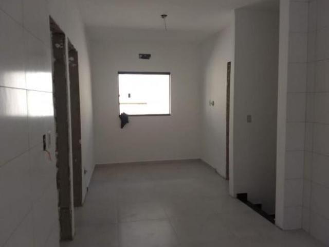Casa sobreposta à venda na Aviação