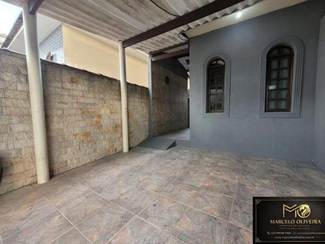 CASA SOBREPOSTA ALTA – AMPLA, FUNCIONAL E MUITO BEM LOCALIZADA