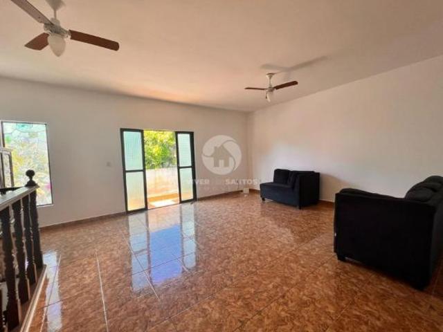 Casa sobreposta alta com 2 quartos e quintal no Boqueirão em Santos