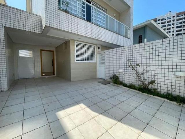Casa sobreposta baixa à venda na Ponta da Praia – Conforto, Espaço e Localização Privilegiada