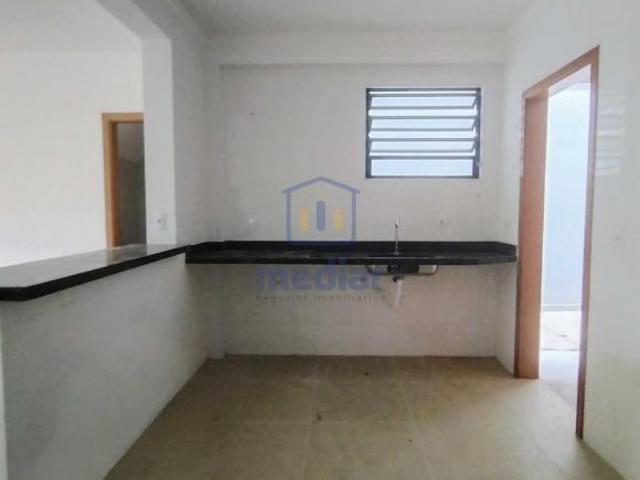 Casa sobreposta Térrea, 2 suítes, vaga e quintal