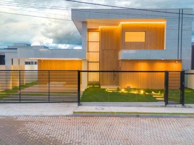 Casa sofisticada, automatizada e aconchegante, com quatro suítes, em condomínio fechado e regular!