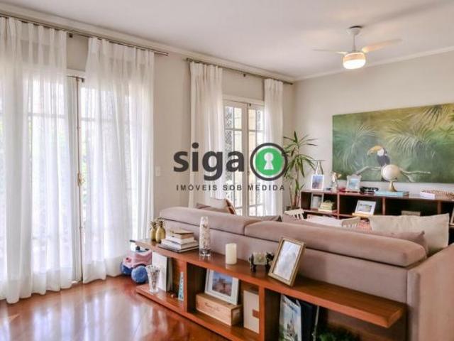 Casa sofisticada com 5 quartos, piscina privativa e sótão versátil!