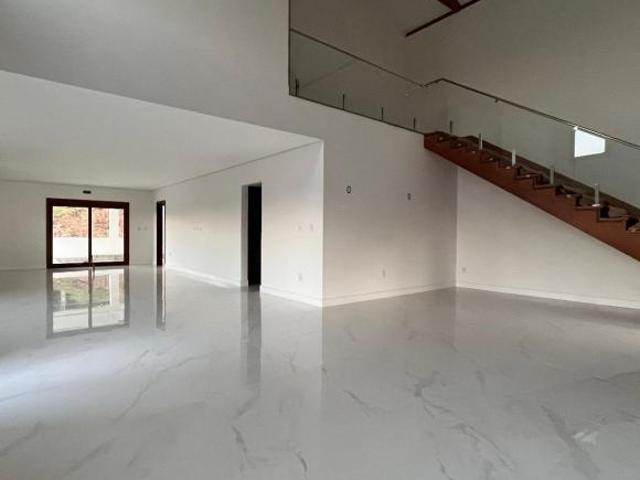 Casa sofisticada com amplo espaço no Vale das Colinas