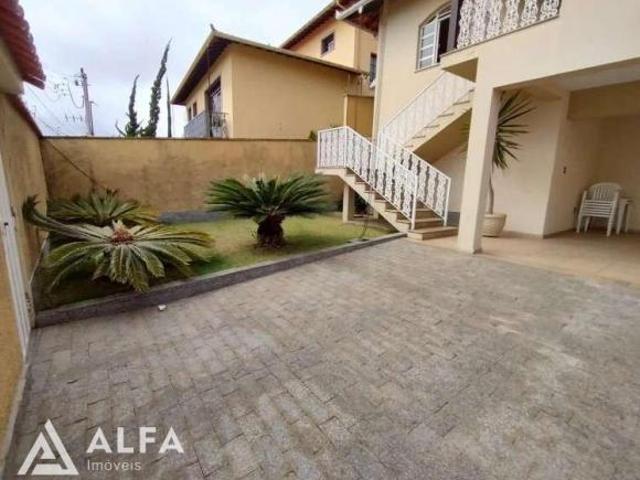 Casa Sofisticada com Espaços de Lazer