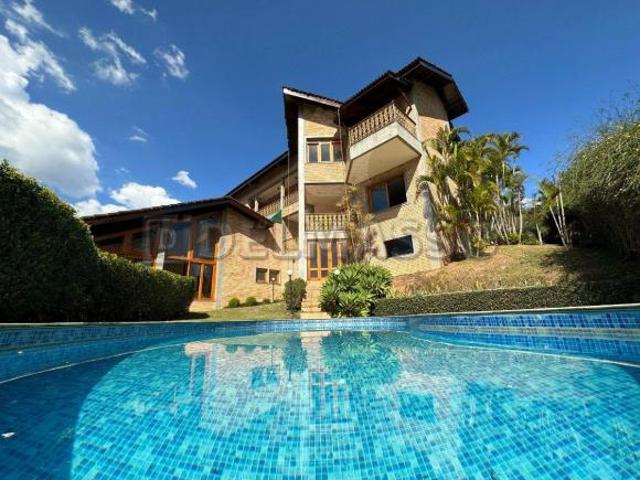 Casa sofisticada em condomínio de alto padrão!