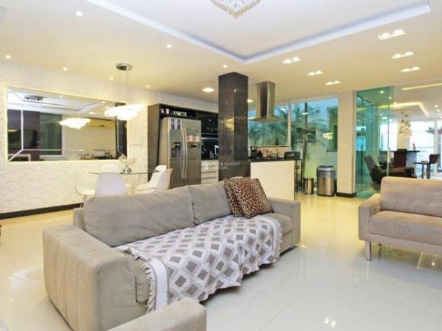 Casa moderna em condomínio fechado | 4 suítes | cinema | energia solar