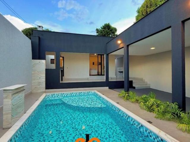 Casa sozinha no lote 3/4 sendo 2 suítes com piscina