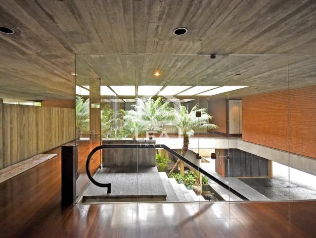 Casa Térrea à Venda na Cidade Jardim com 976 m² com 3 Suítes e 8 Vagas