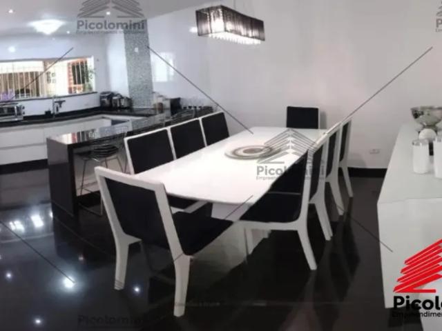 Casa Térrea à venda na Penha, com 3 quartos, 1 suíte com hidro, sala ampla, 3 banheiros, quintal com