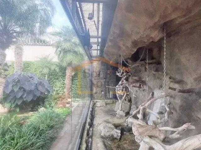Casa térrea alto padrão, 4 suítes, piscina, lago com carpas, 5 vagas de garagem. 700m² Horto Flor