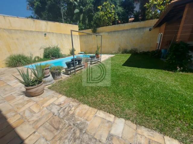 Casa térrea assobradada, 600 m² de terreno 3 suítes com closet, 10 vagas, piscina