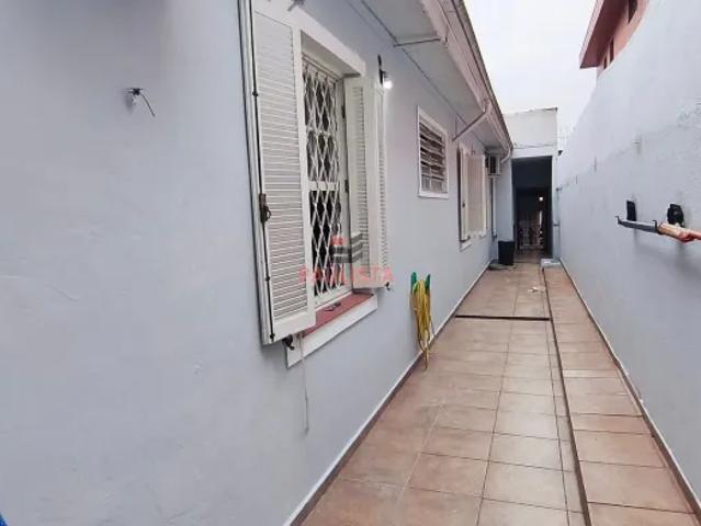 Casa térrea com 3 dormitórios, 1 suíte, 2 vagas de garagem, para venda ou locação na Chácara Ingl