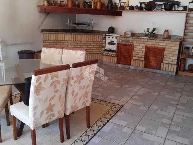 Casa térrea, com 3 dormitórios e 4 vagas de garagem em terreno grande com piscina