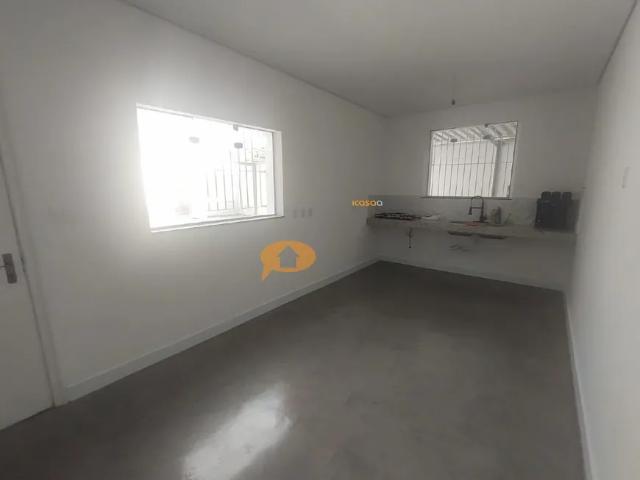 Casa térrea com 03 dormitórios e 06 vagas