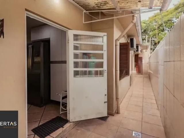 Casa térrea com 200m² privativos, 3 quartos, Rua Sylvio Sanson Sarandi