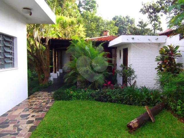 Casa Térrea à venda com 4 quartos, sendo 2 suítes, em Interlagos, São Paulo, SP