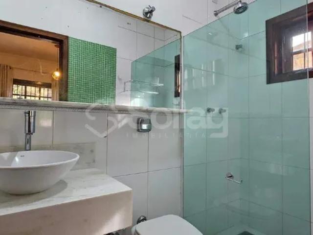 Casa térrea com três quartos sendo duas suítes com área de 170 m² para venda no condomínio Recanto F