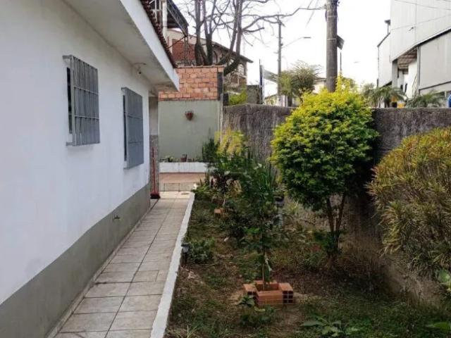 Casa térrea de esquina com suíte e churrasqueira à venda no Balneário São Francisco