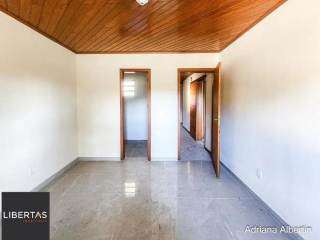 Casa térrea em frente a praça