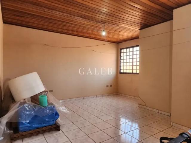 Casa térrea, próximo do centro, 3 quartos, edícula, garagem coberta