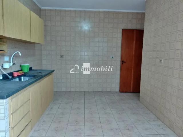 Casa têm uma área de 156 m2 de terreno, e área construída 125 m2, o imóvel se encontra em uma rua tr