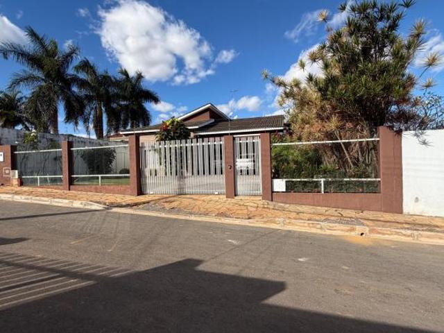 CASA TÉRREA | 4 QUARTOS | LOTE DE 800 m² | CONDOMÍNIO FECHADO | RUA 06 – VICENTE PIRE