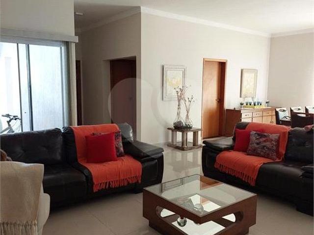 Casa térrea, 4 suítes, piscina, hidromassagem, agende sua visita e venha conhecer