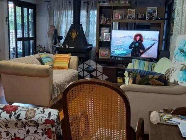 Casa térrea, 5 dormitórios, terraço, de esquina no bairro Três Figueiras