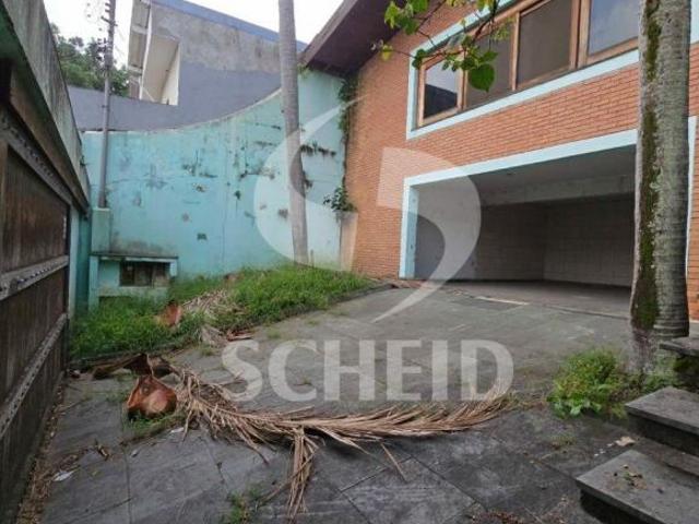 Casa Térrea 10x46 com 3 quartos, 1 suite, salas, cozinha, 4 vagas subterrâneas e necessita reforma