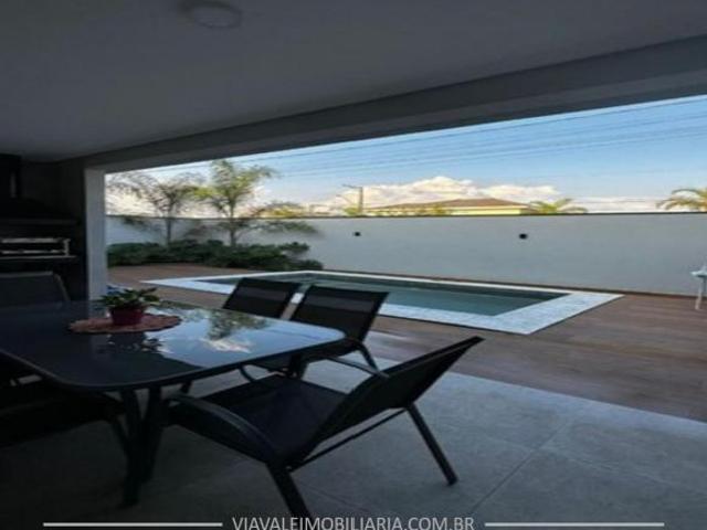 CASA TÉRREA 170m²/ 3 SUÍTES COM PISCINA À VENDA CONDOMÍNIO TERRAS DO VALE CAÇAPAVA