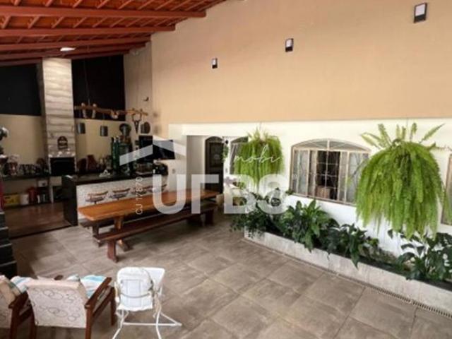 CASA TERREA 174MT 4 QUARTOS SENDO 1 SETOR PARQUE DAS LARANJEIRAS